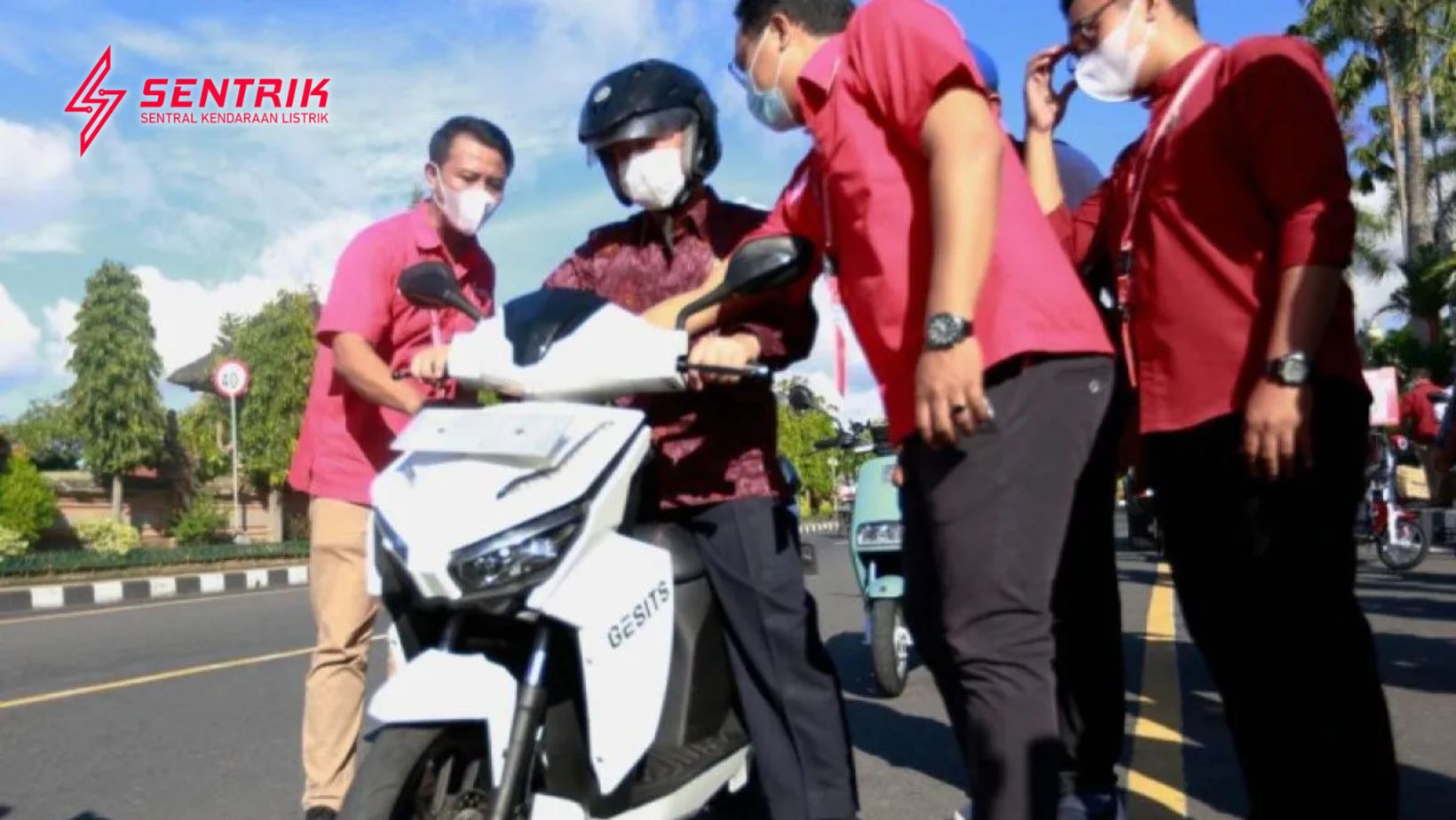 Klungkung's Regent Brings Electric Motorcycle to Office | SENTRIK INFO